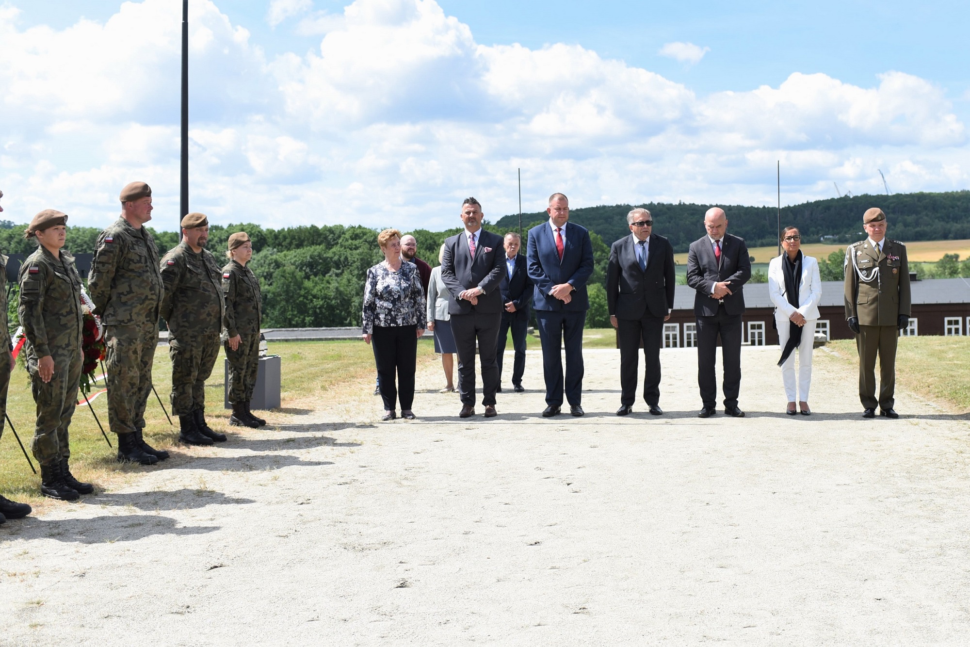 Żołnierze 16 DBOT zapalili znicze pamięci w Gross-Rosen - 16DBOT