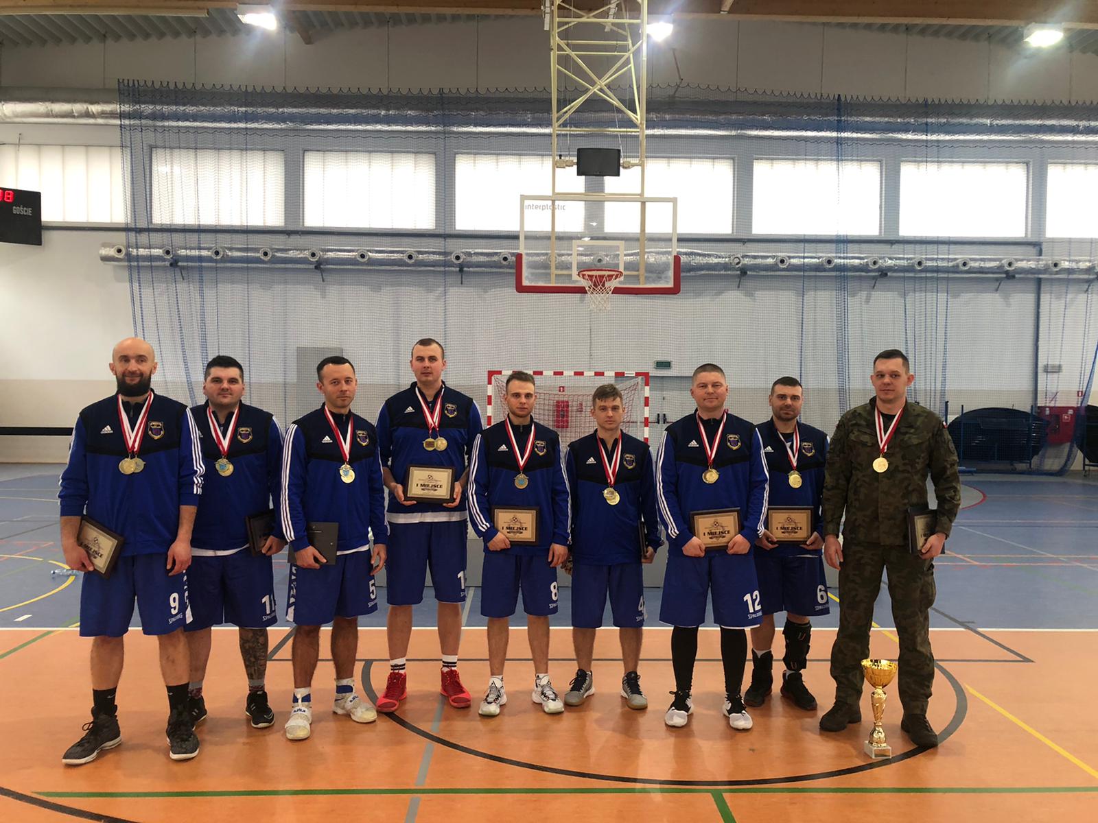 Reprezentacja 8 FOW mistrzami MW w koszykówce - 8FOW