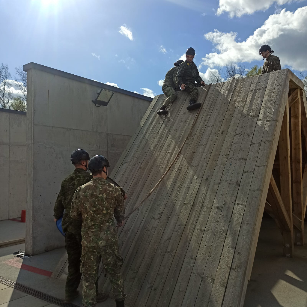Foreign cadets forging leadership competencies - en