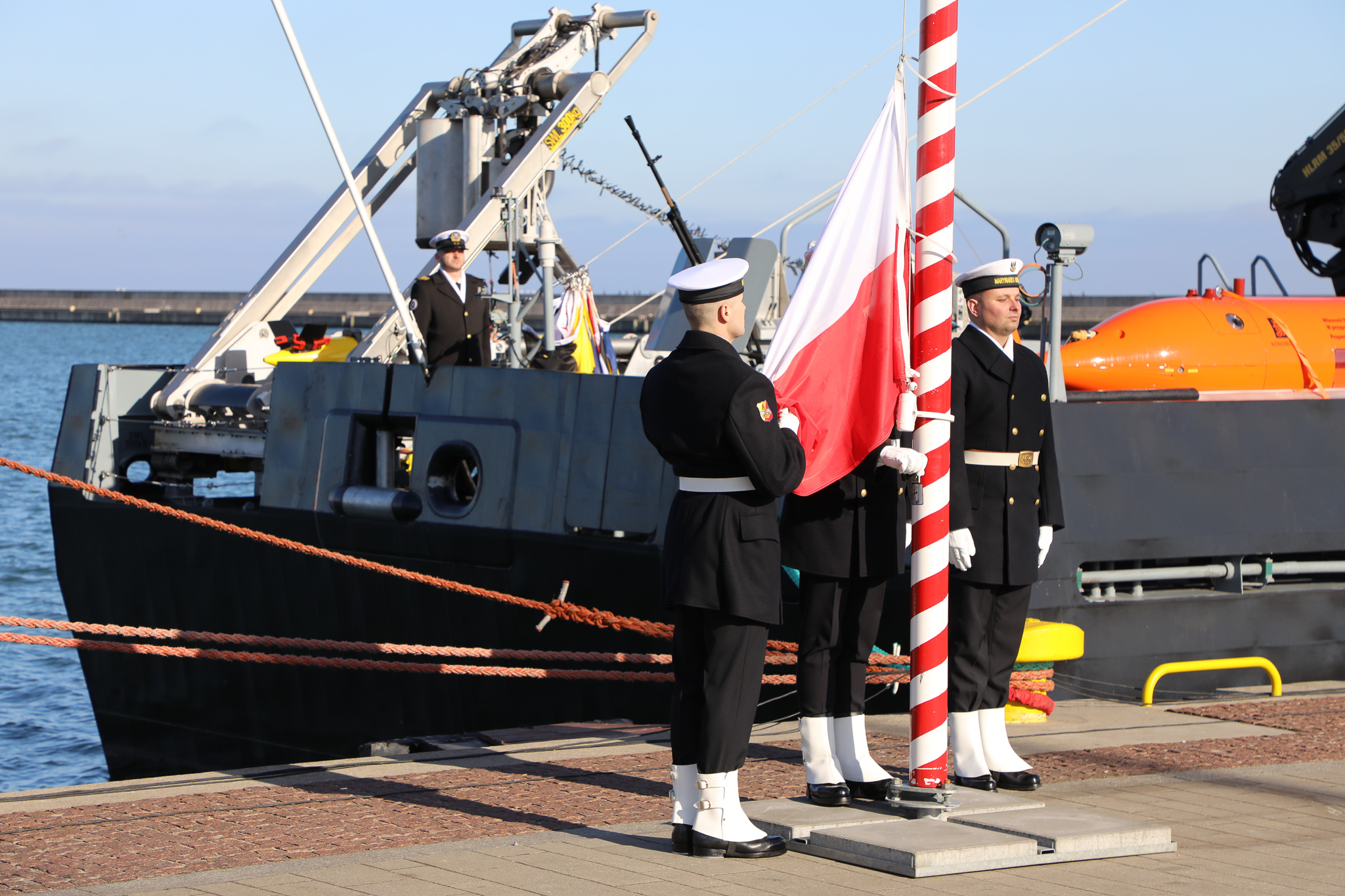 Pierwsze podniesienie bandery wojennej na ORP Mewa - DGRSZ