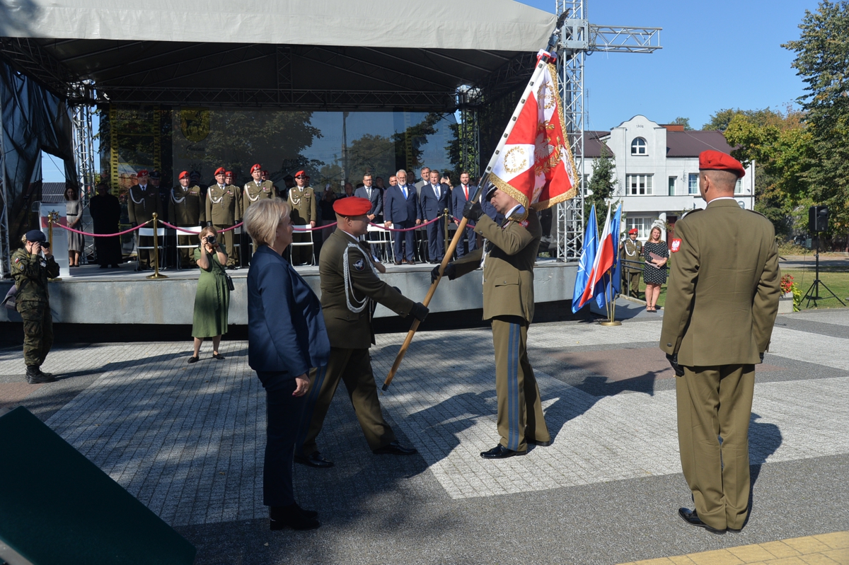 Żandarmska szkoła podoficerska ma sztandar wojskowy - WOJSKO-POLSKIE.PL